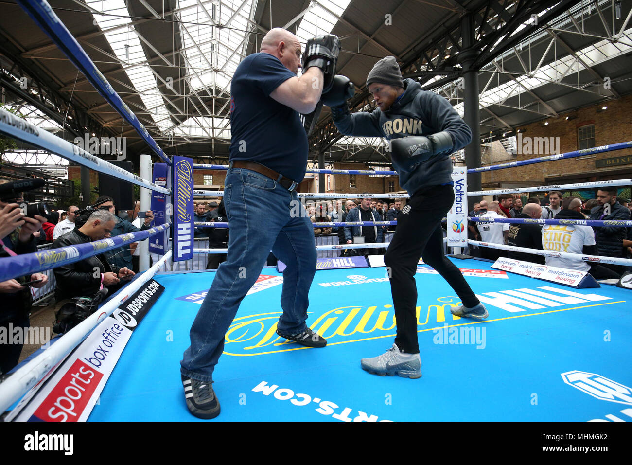David haye tony bellew public workout hi-res stock photography and ...
