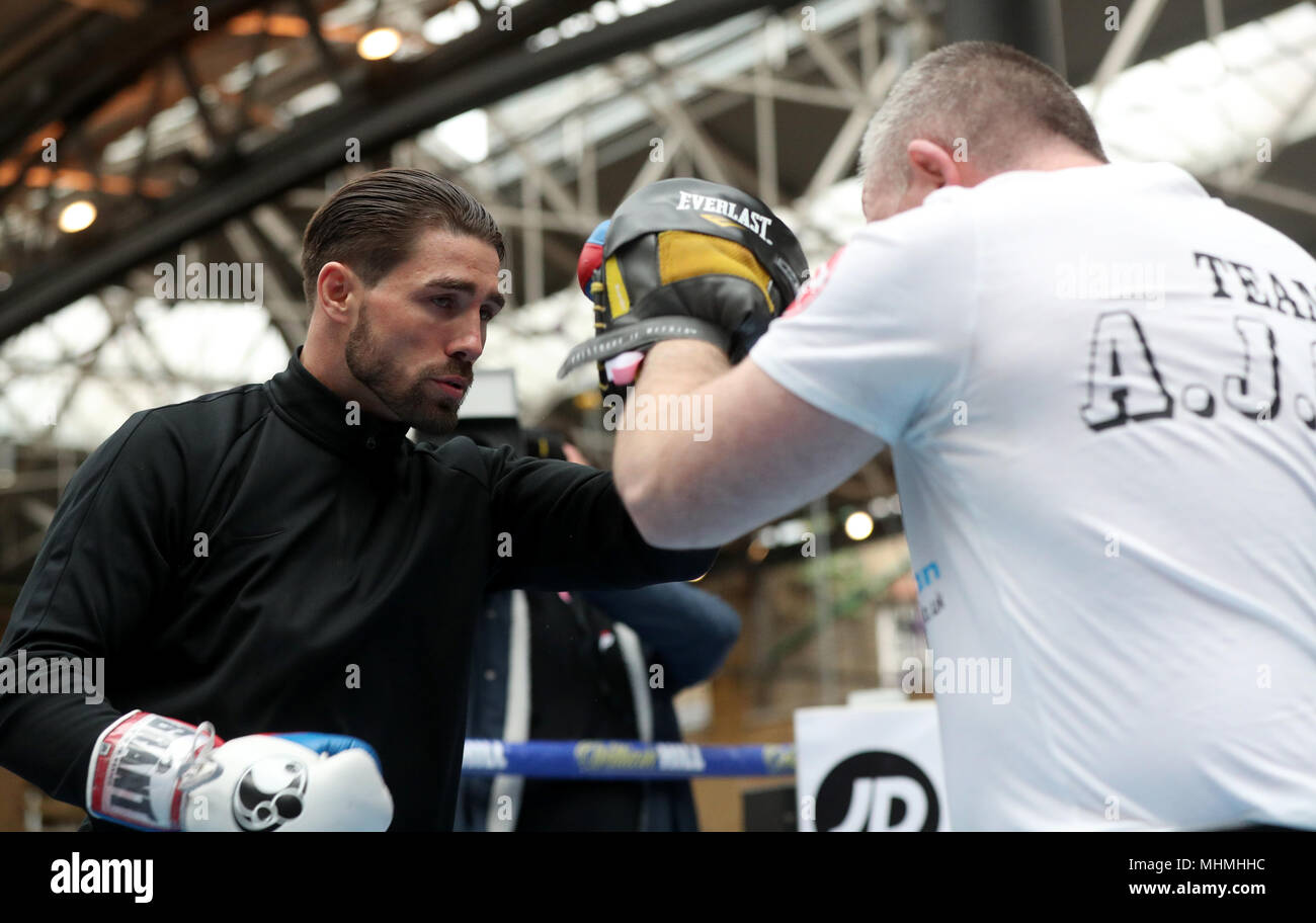 David haye tony bellew public workout hi-res stock photography and ...