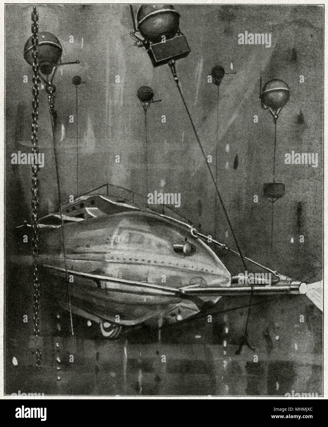 Sea mines underwater hi-res stock photography and images - Alamy