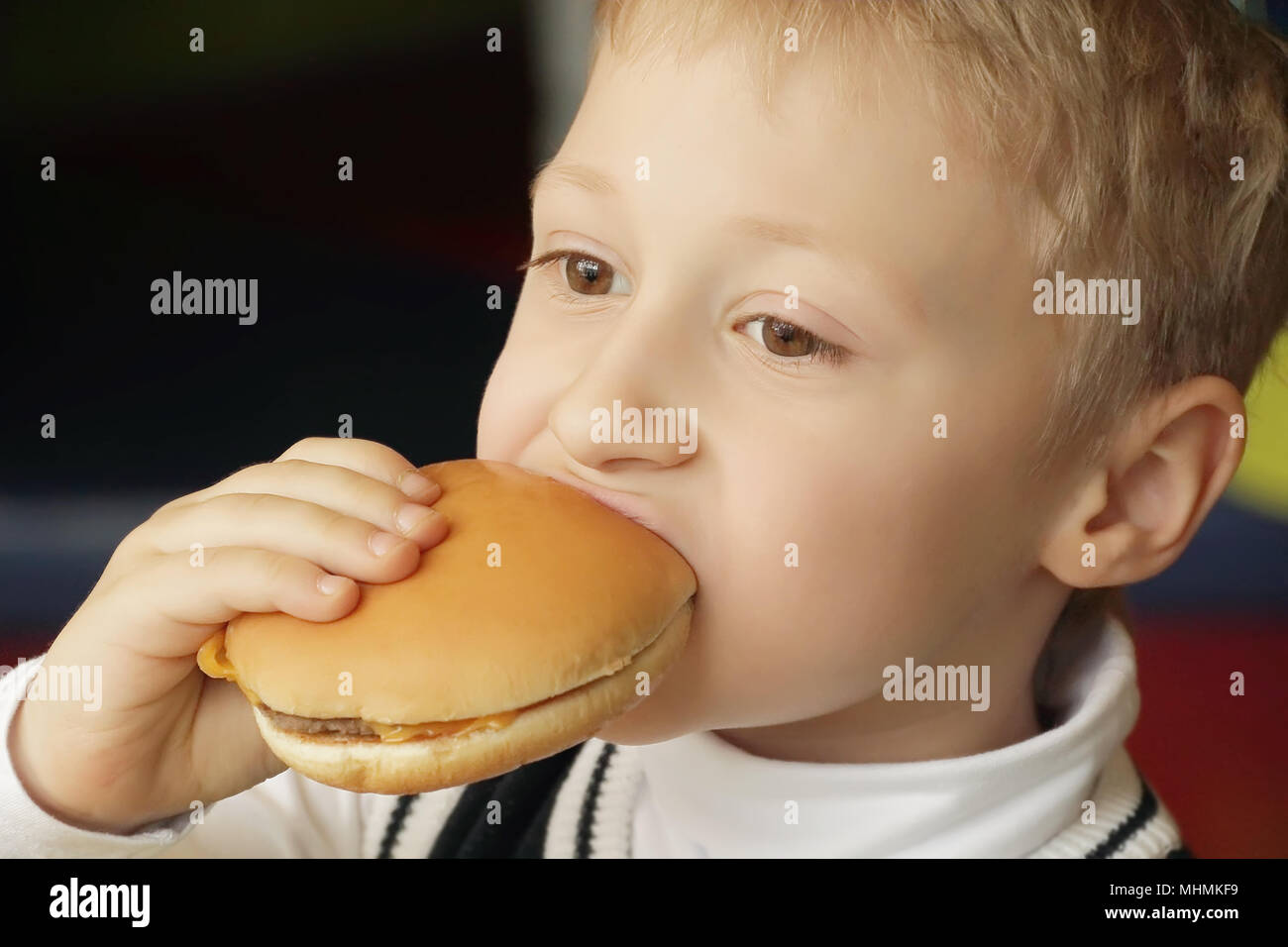 Child eating hamburger hi-res stock photography and images - Alamy