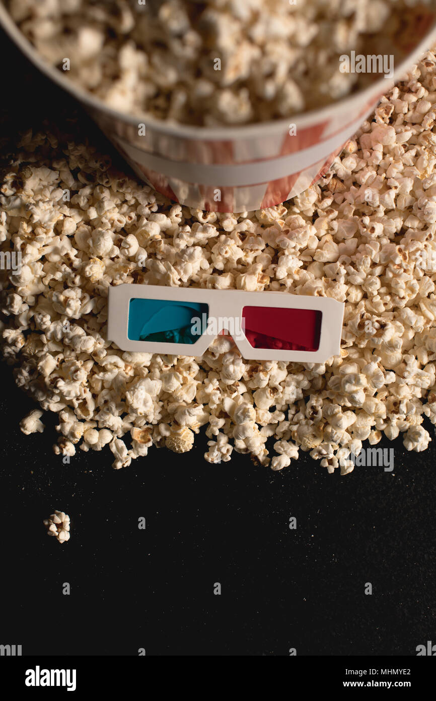 popcorn with 3d glasses Stock Photo - Alamy