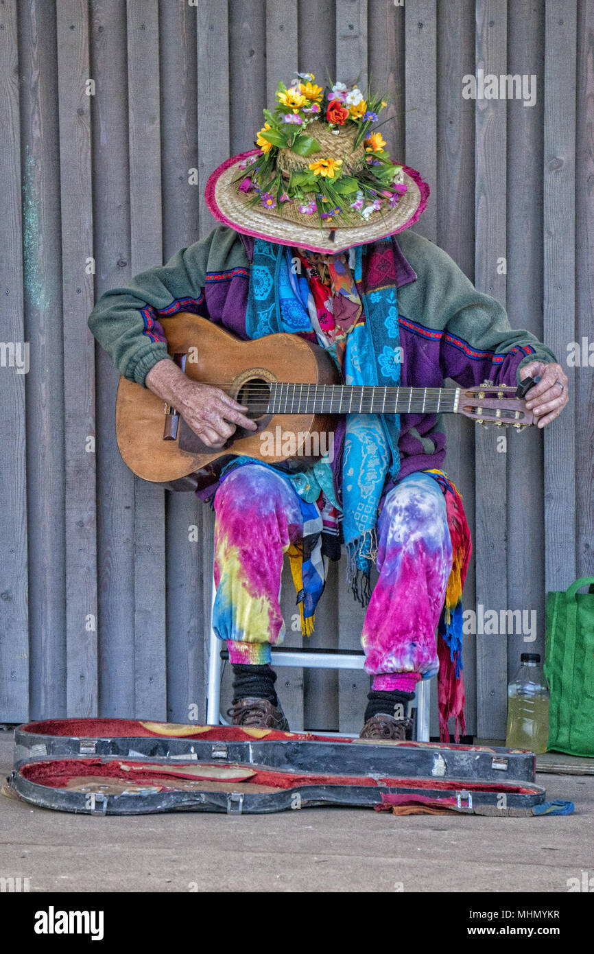 Hippie couple playing guitar hi-res stock photography and images - Alamy
