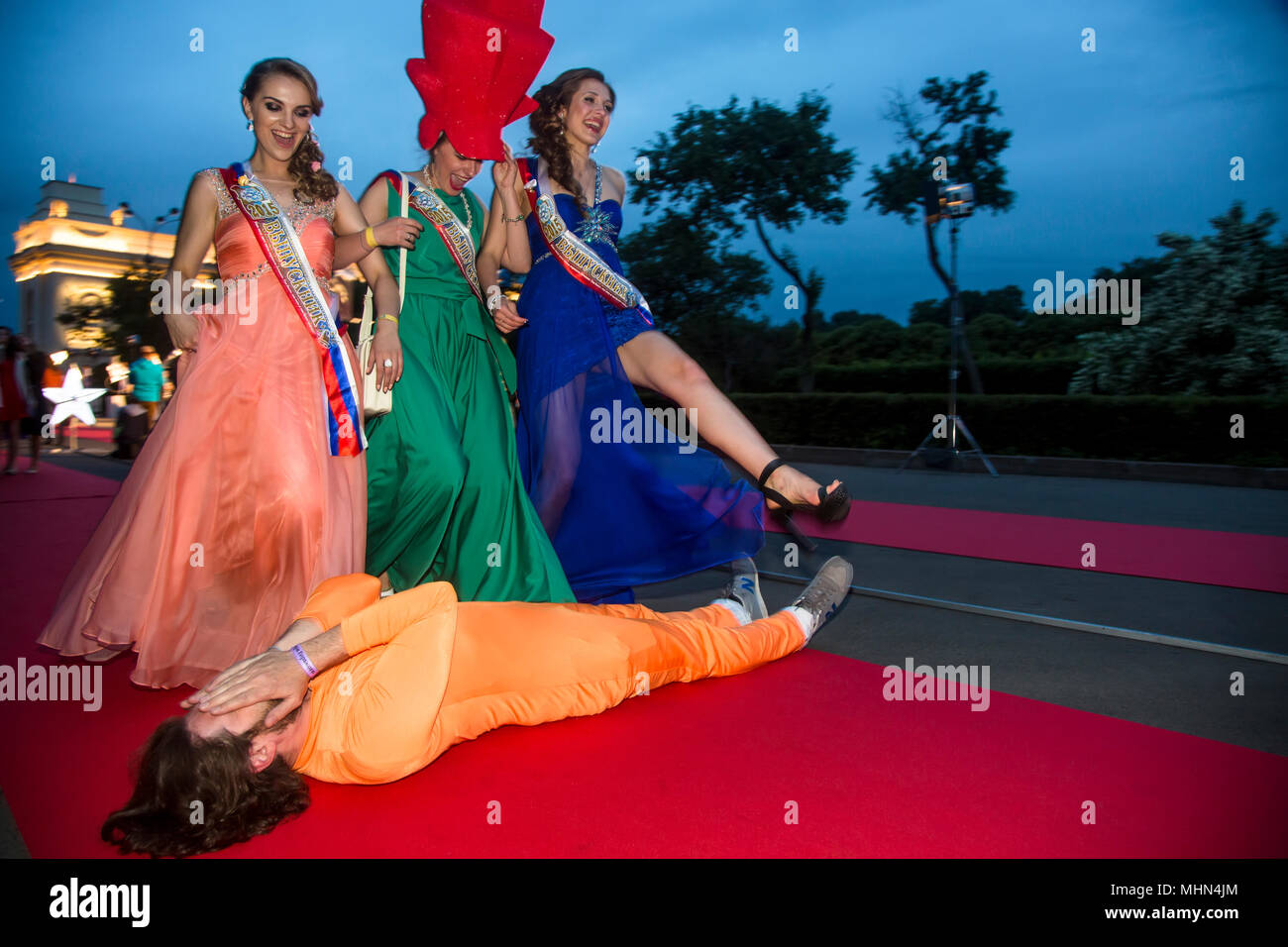 Moscow graduates go on the Red carpet from the Central Entrance to ...