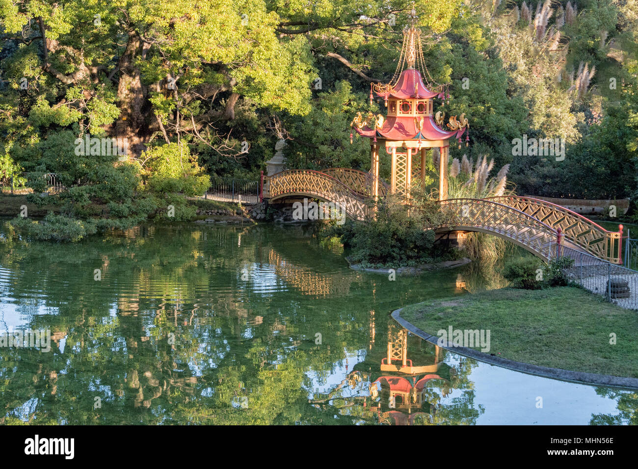 chinese garden bridge reflection view Stock Photo - Alamy