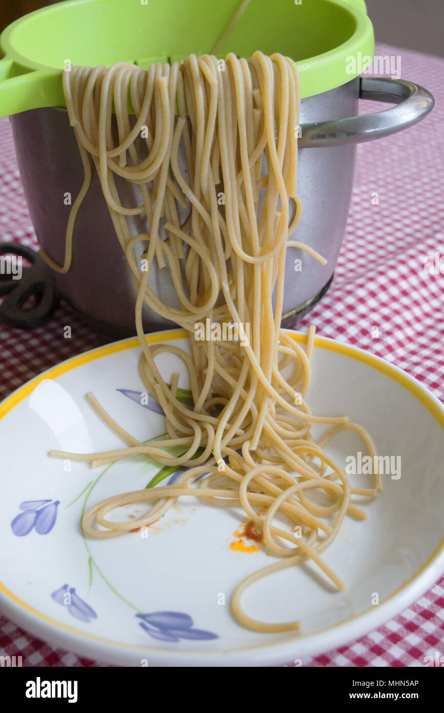Colander drain hi-res stock photography and images - Alamy