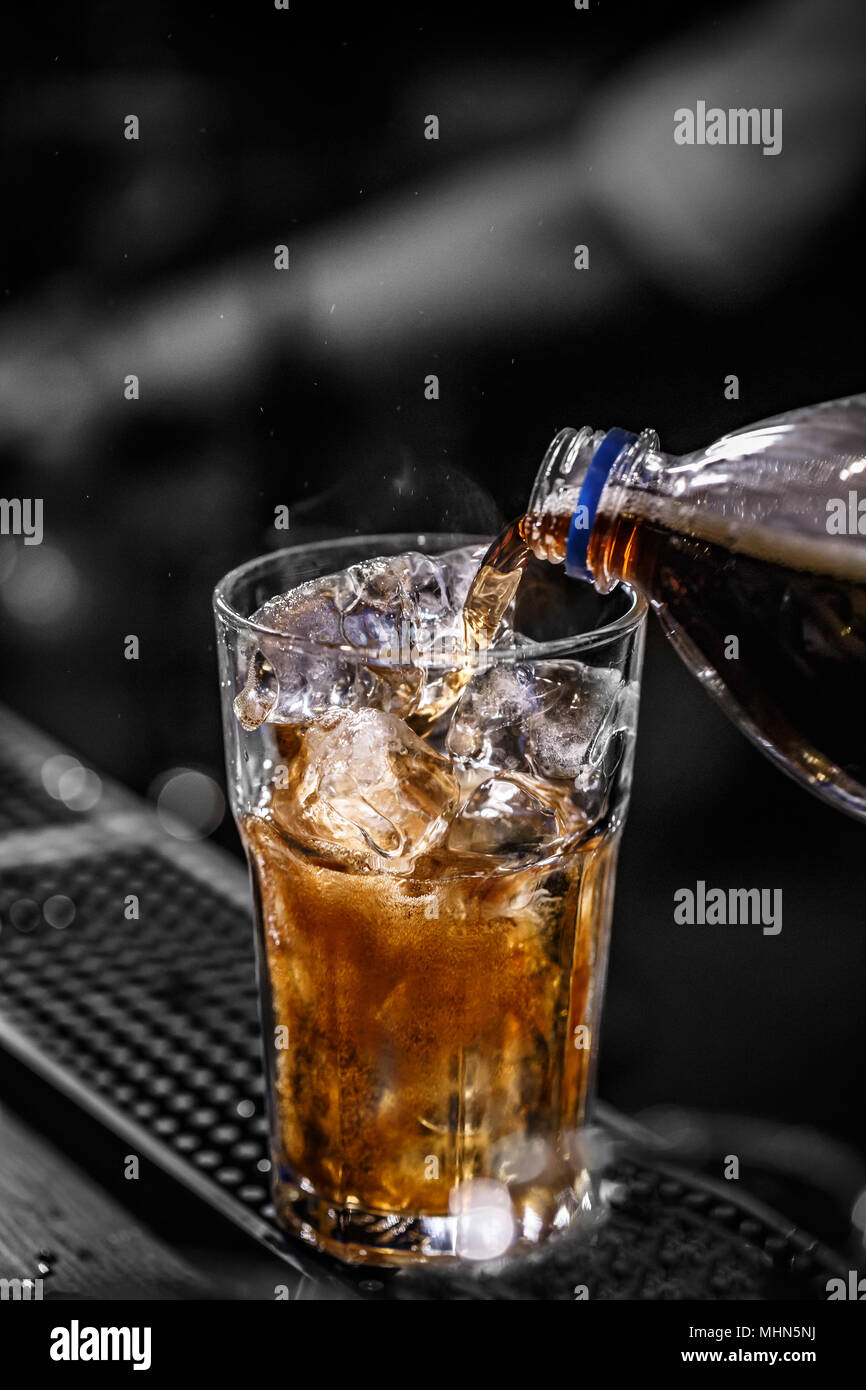 Glass full of ice cubes hi-res stock photography and images - Alamy