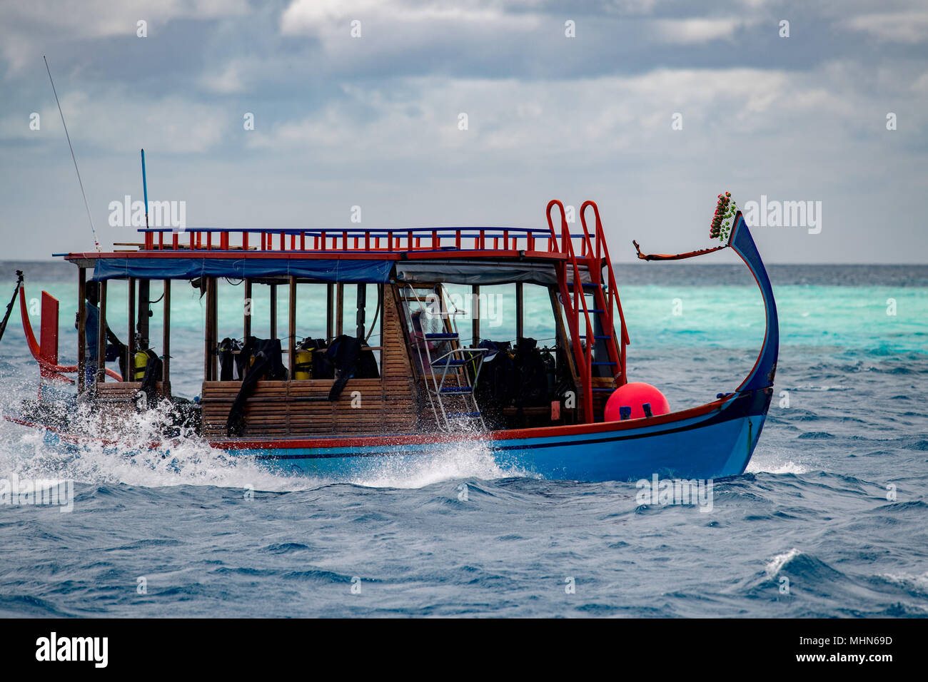 Traditional dhoni boat in maldives hi-res stock photography and images ...
