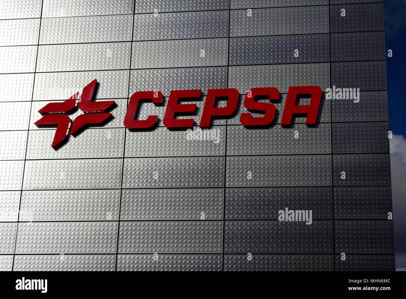 Logo der Marke/ logo of the brand "Cepsa", Madrid Stock Photo - Alamy