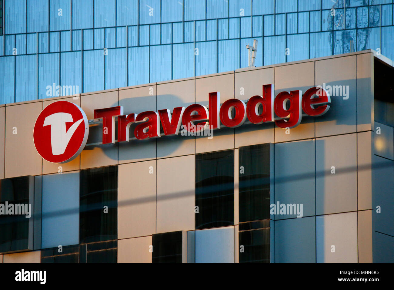 das Logo der Marke "Travelodge", Melbourne, Australia Stock Photo - Alamy