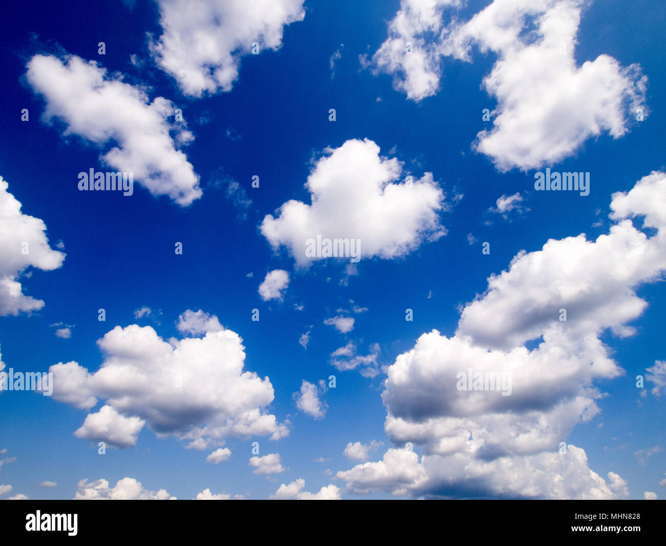 White cumulous clouds hi-res stock photography and images - Alamy