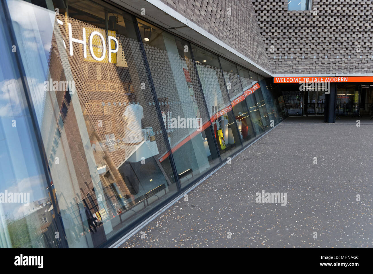 The tate modern london inside hi-res stock photography and images - Alamy
