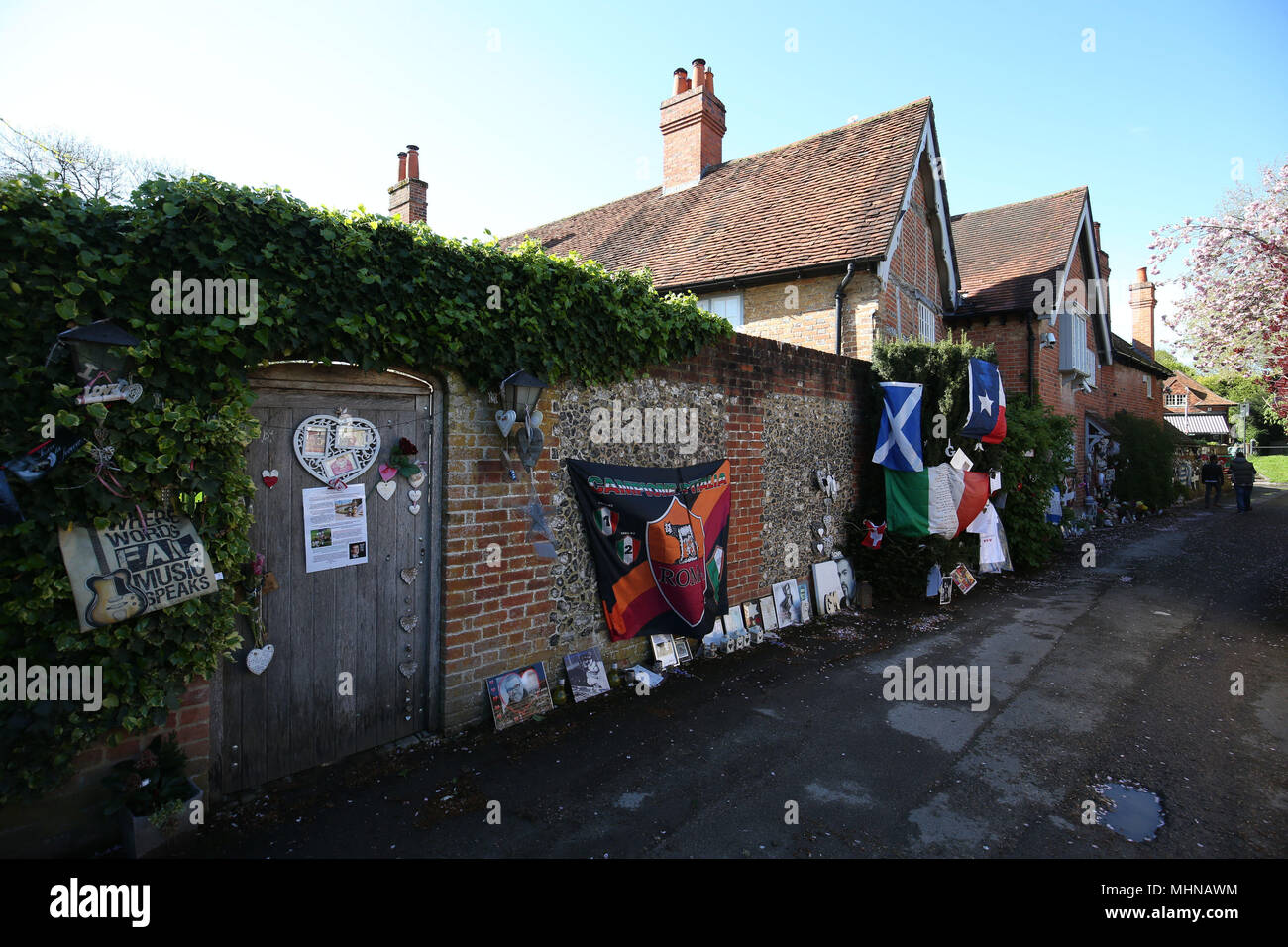 Tributes to George Michael outside his home in Goring-on-Thames ...