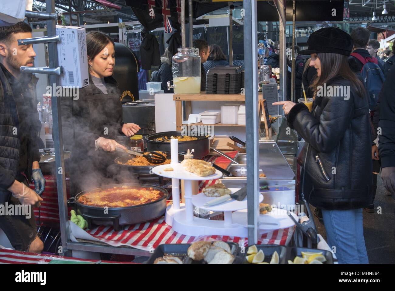 Food vendor london hi-res stock photography and images - Alamy