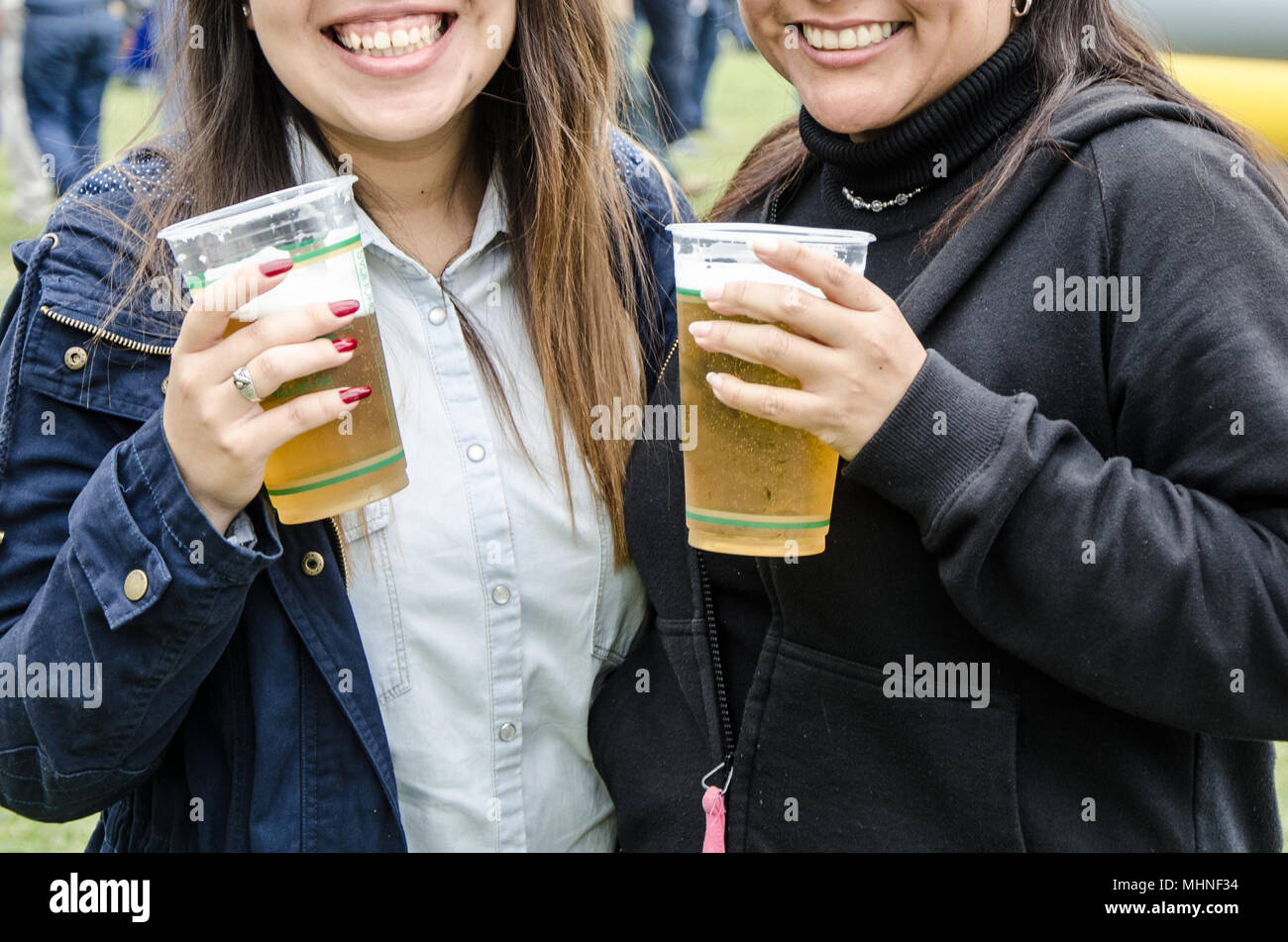 Girls drinking beer hi-res stock photography and images - Alamy