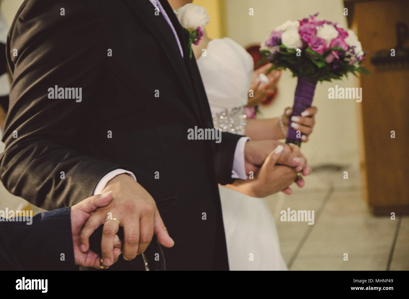 Bride and groom altar hi-res stock photography and images - Alamy