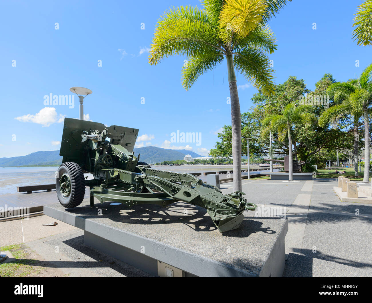 25 Pounder Artillery Gun used in WWII displayed on Cairns Esplanade ...