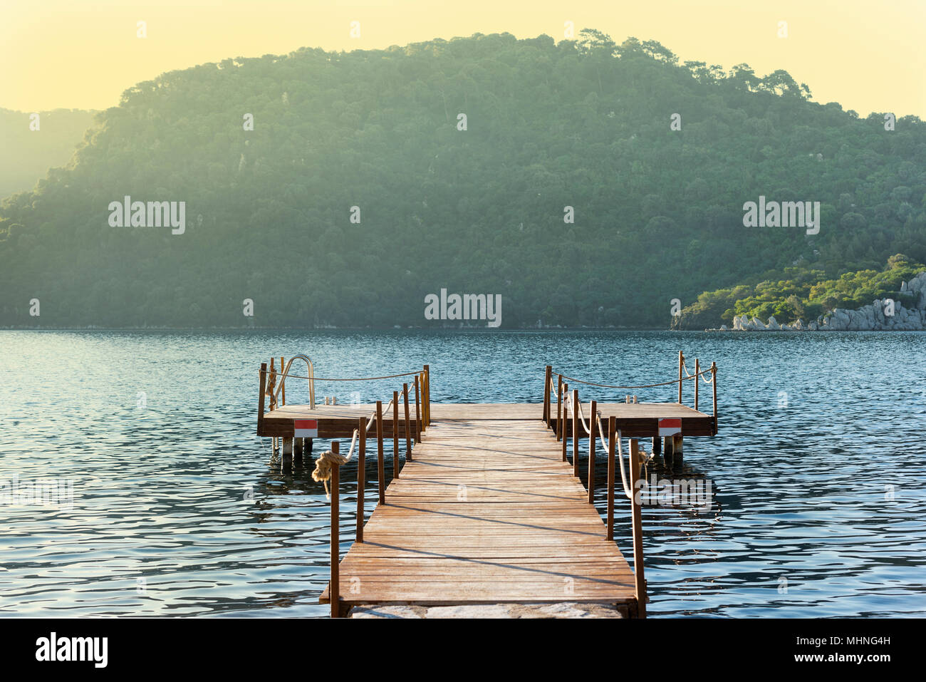Wooden pier silhouette hi-res stock photography and images - Alamy