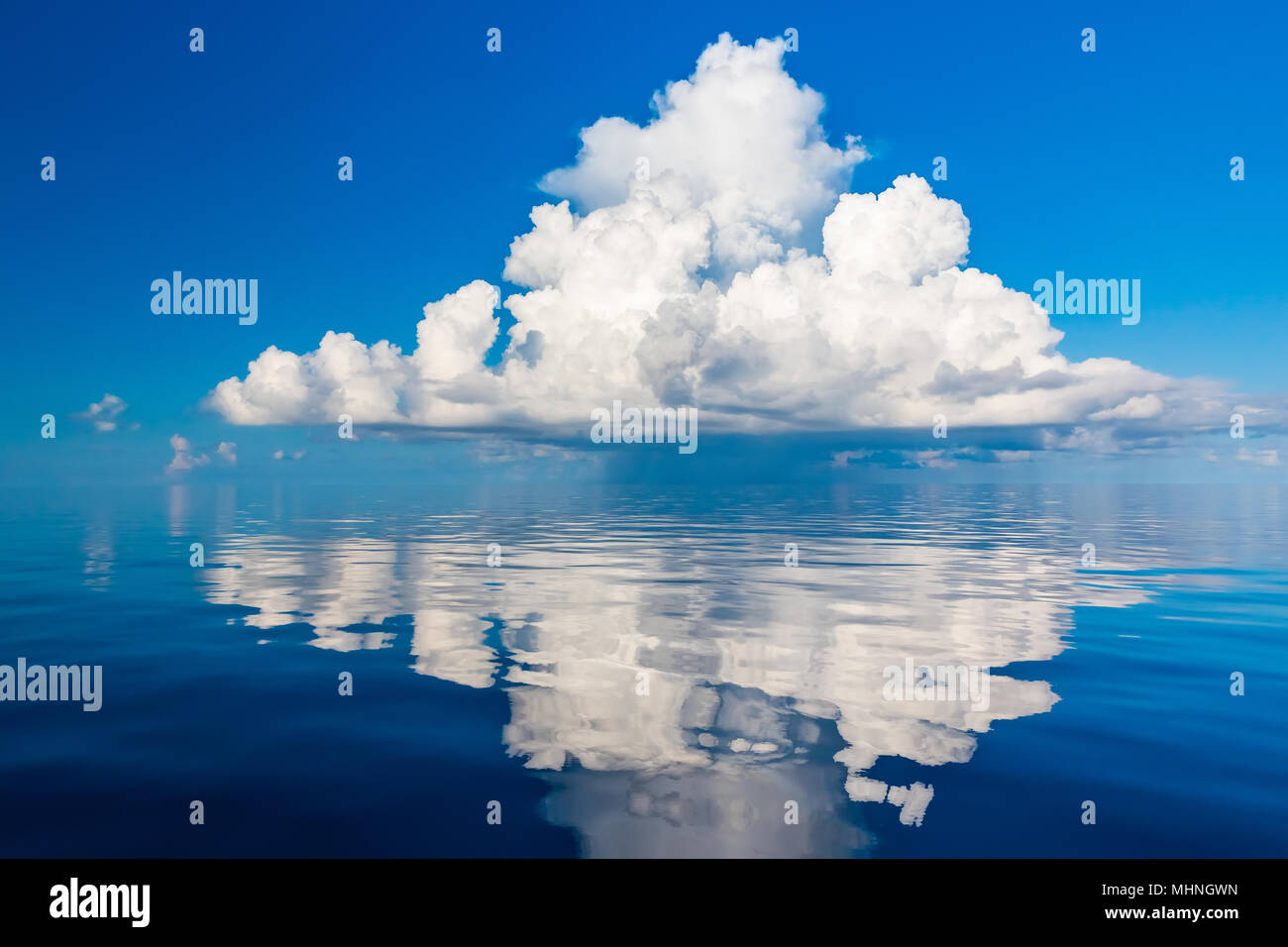 Clouds over ocean hi-res stock photography and images - Alamy