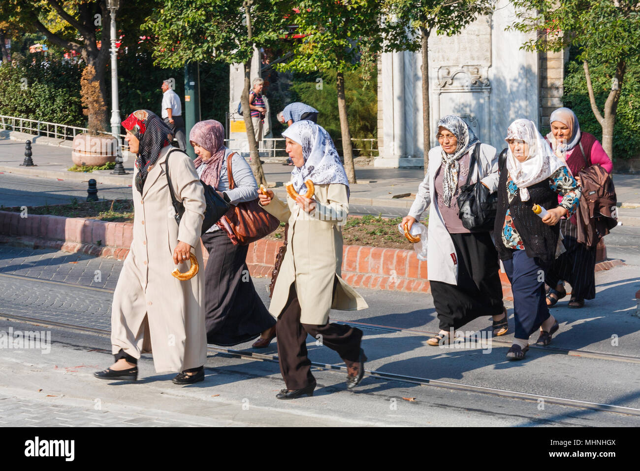 Muslim women street hi-res stock photography and images - Alamy