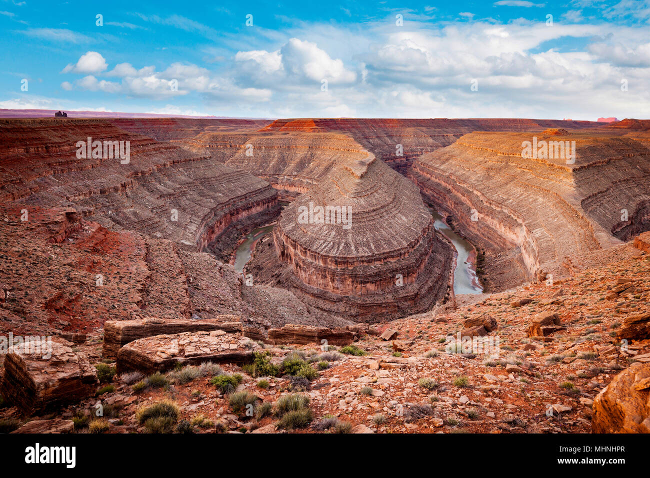 The San Juan river meanders through a horseshoe bend at Goosenecks ...