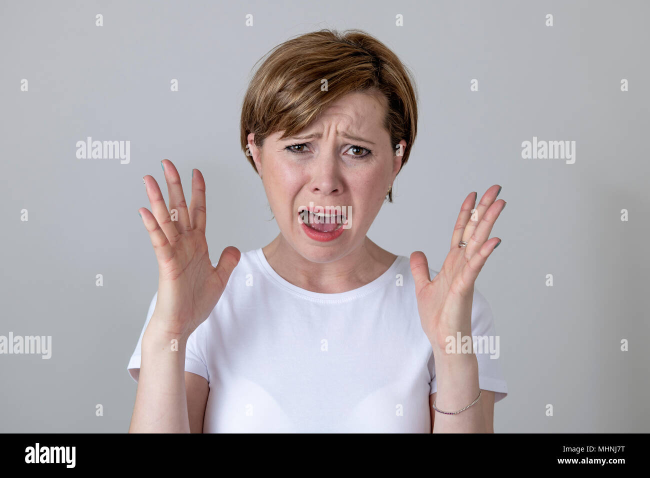 Woman looking scared hi-res stock photography and images - Alamy