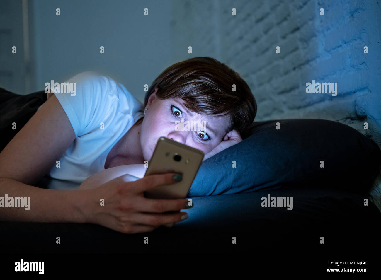 Woman night phone scared hi-res stock photography and images - Alamy