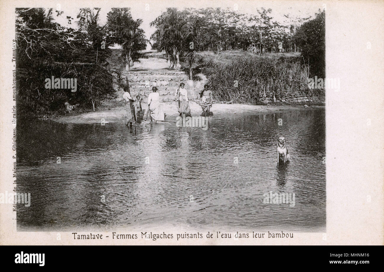 Madagascar - Tuamasina (Tamatave) - Collecting water Stock Photo - Alamy