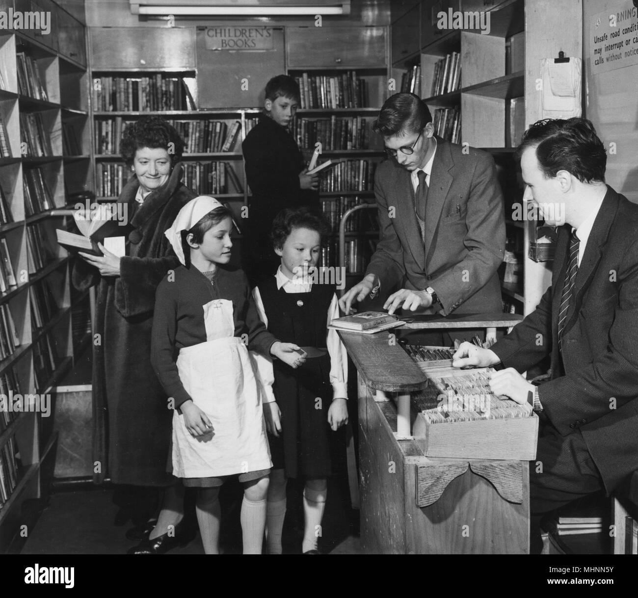 Library children librarian 1950s hi-res stock photography and images ...