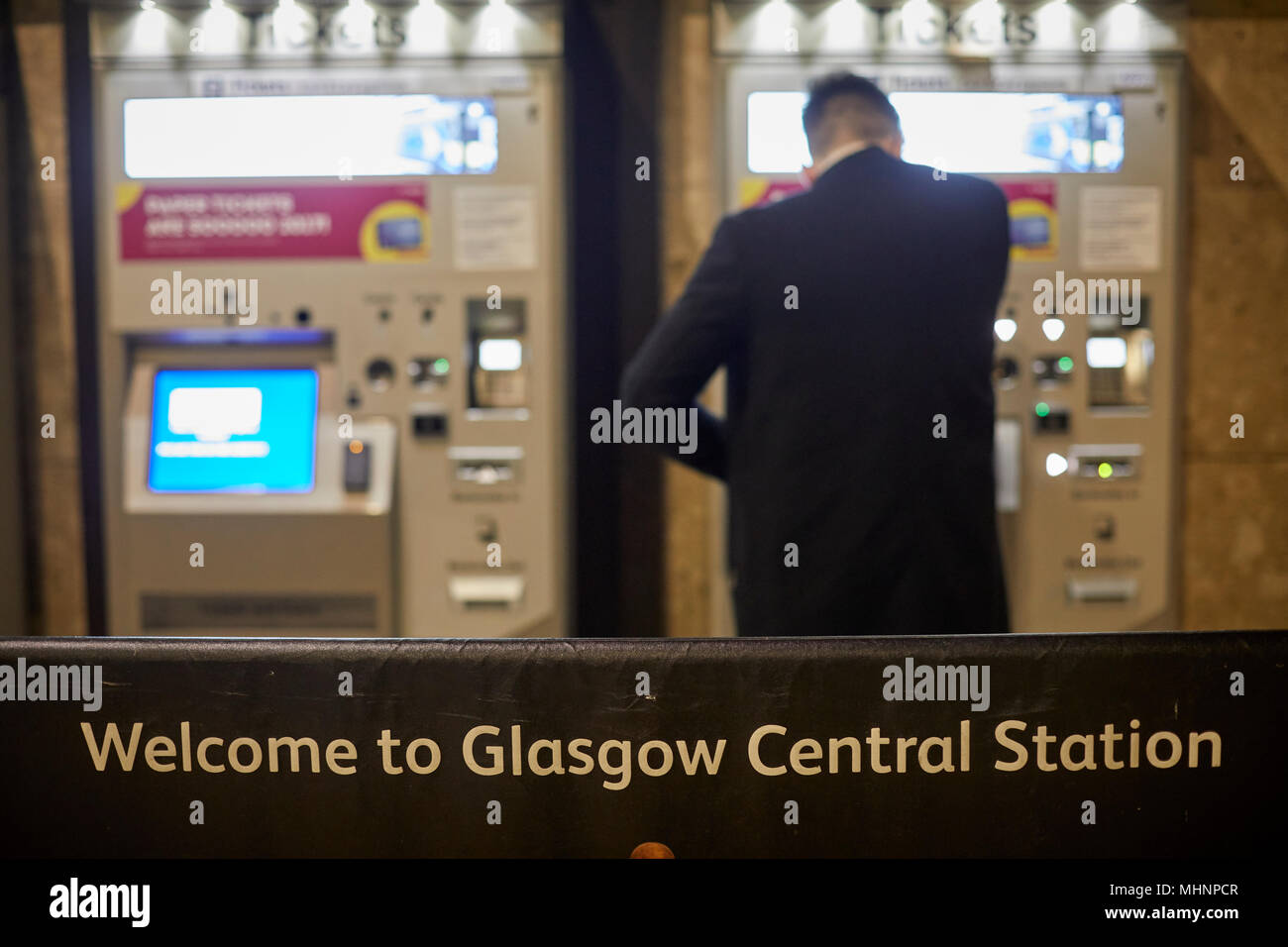 Welcome to glasgow central station hi-res stock photography and images ...