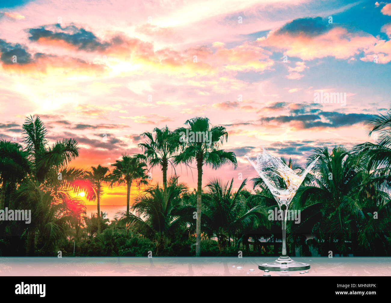 Couple cocktail sunset hi-res stock photography and images - Alamy