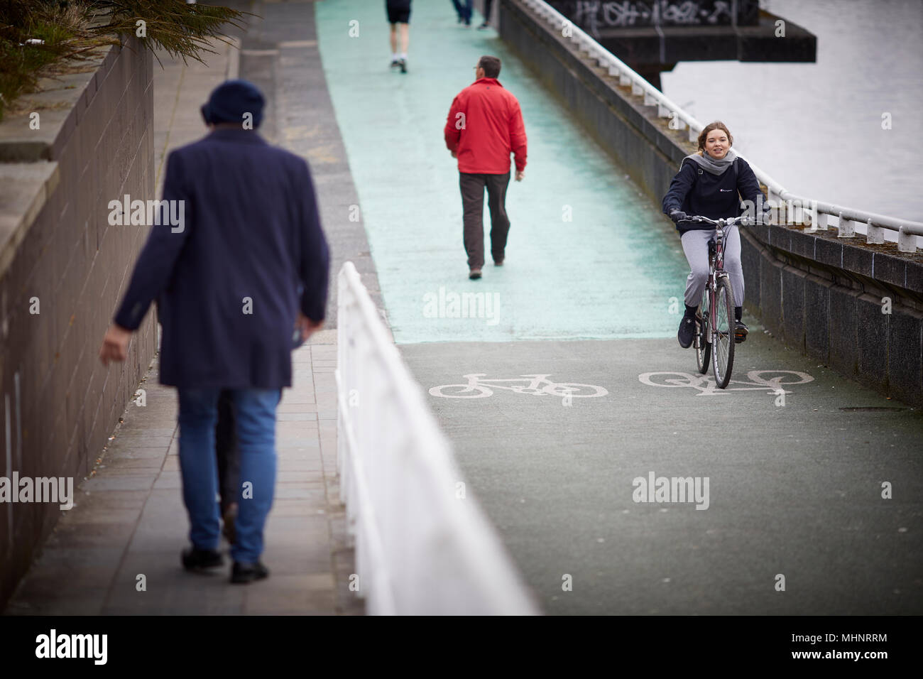 Glasgow in Scotland, Cycle lane along the River Clyde Stock Photo - Alamy