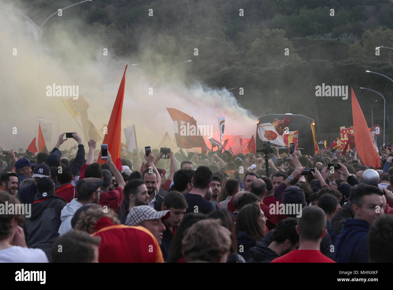 Roma fans surround AS Roma's team bus as it arrives at the Stadio ...