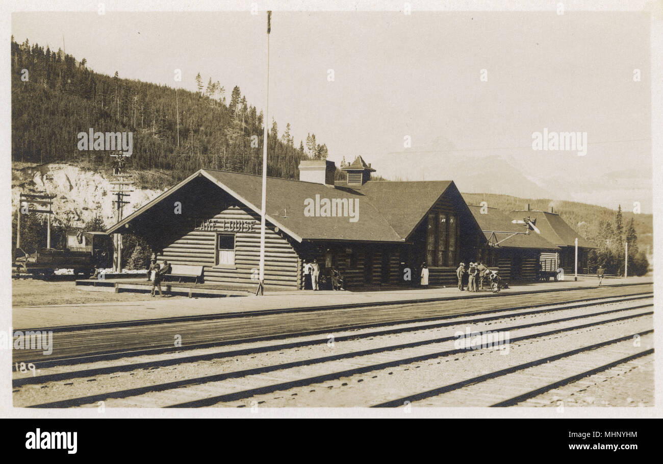 1920s train platform hi-res stock photography and images - Alamy