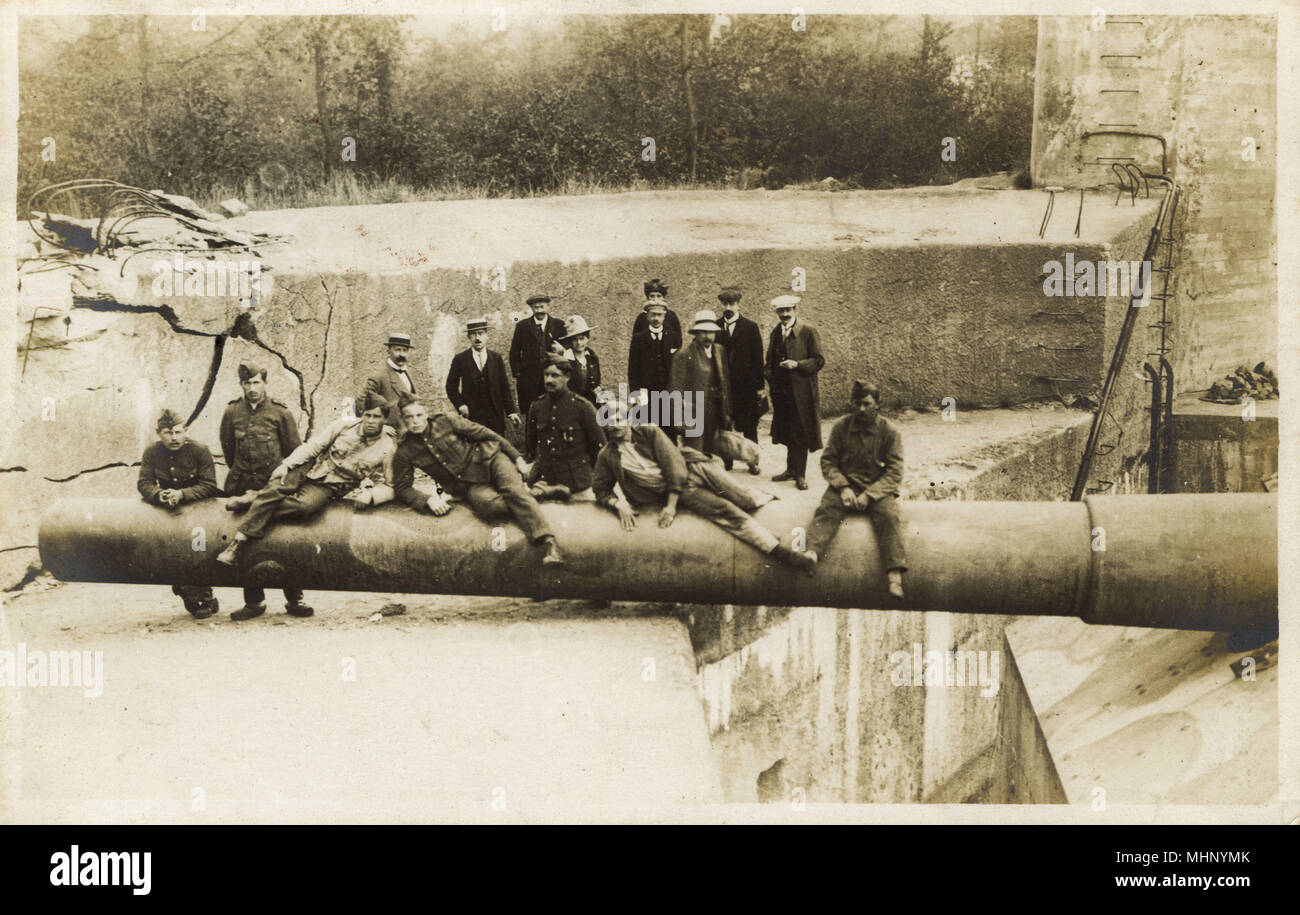 Long barrel guns hi-res stock photography and images - Alamy