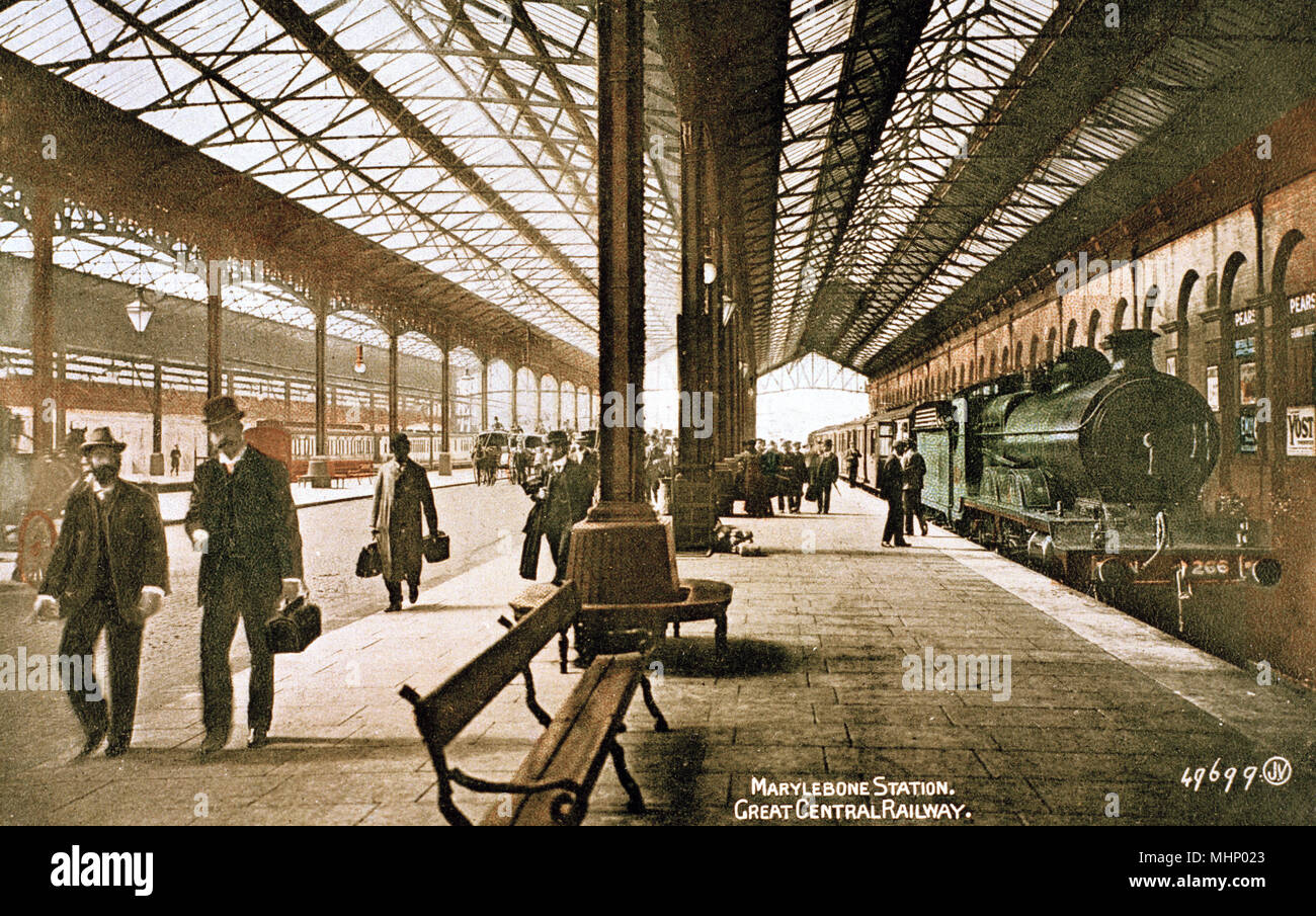 Platform scene at Marylebone Station, Great Central Railway, London ...