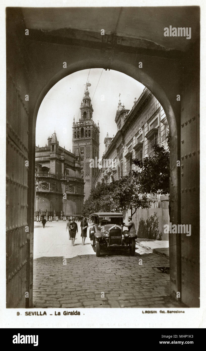 1930s car street scene hi-res stock photography and images - Alamy