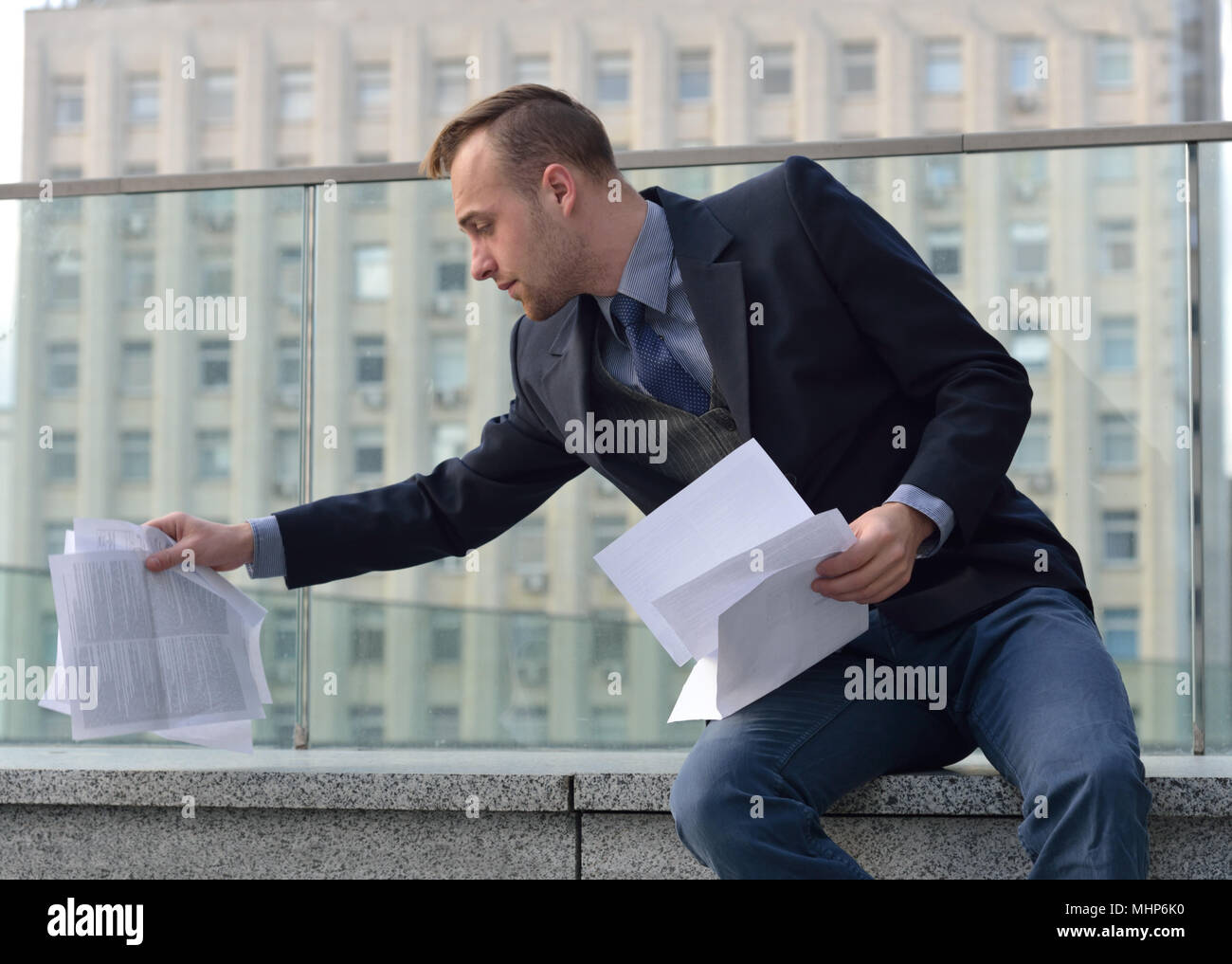 Confused person paper hi-res stock photography and images - Alamy