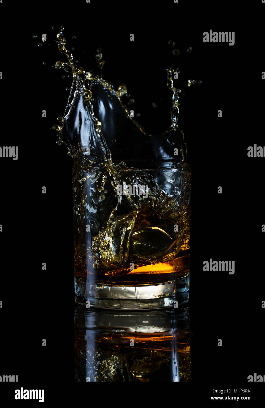 Splash whiskey in glass hi-res stock photography and images - Alamy