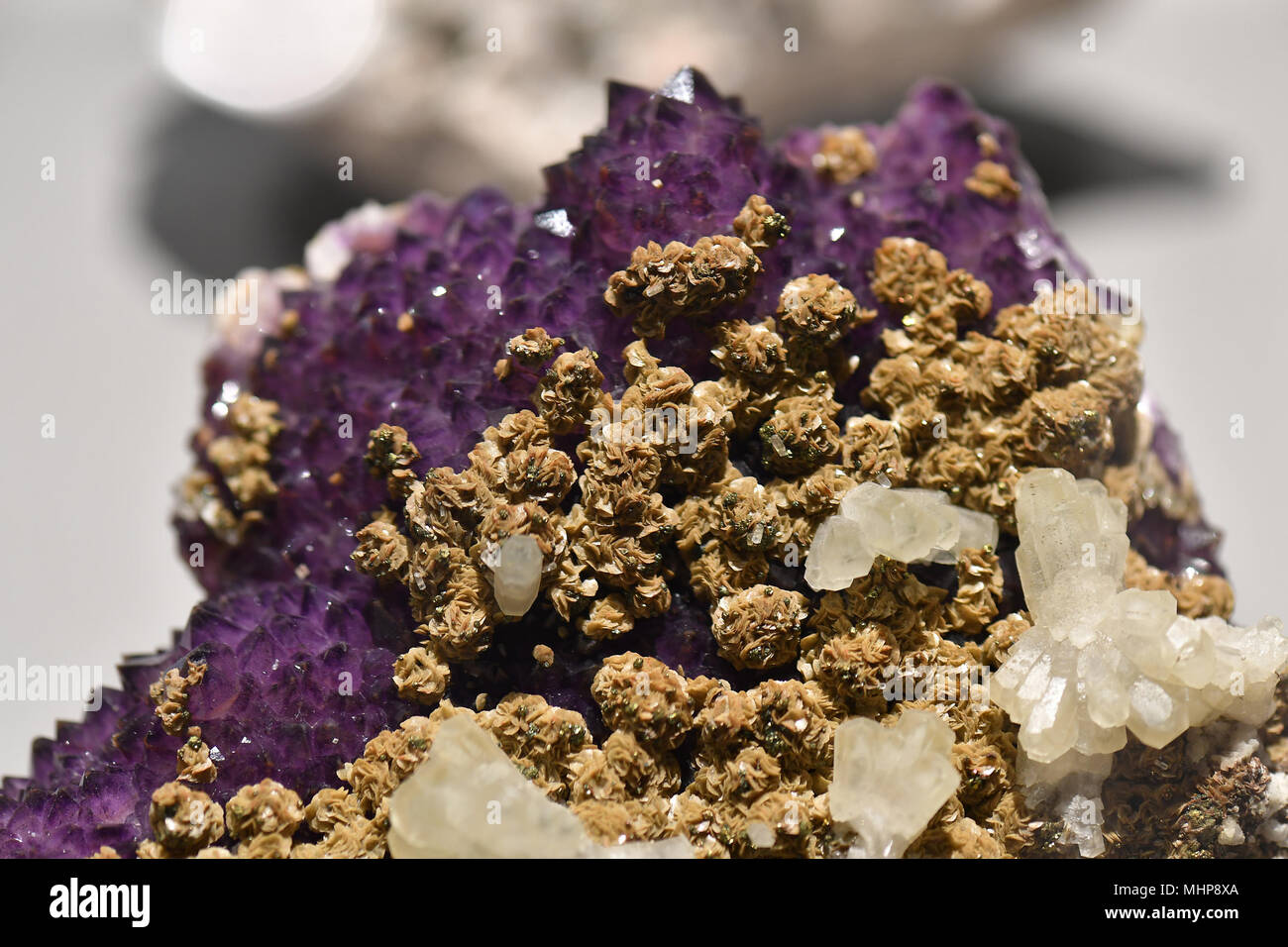 quartz rock macro detail close up Stock Photo - Alamy