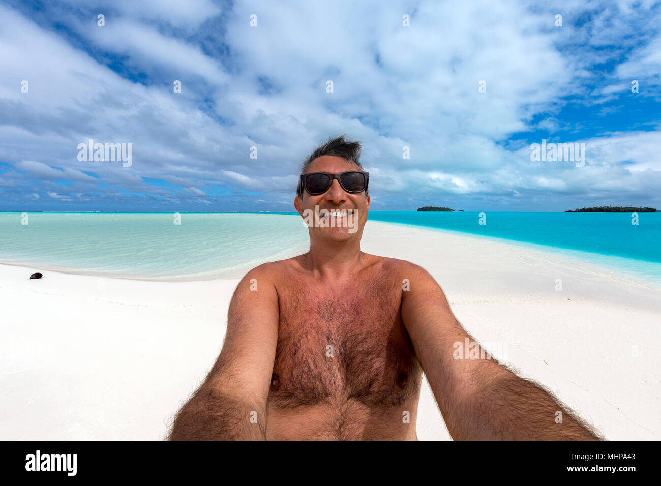 happy smiling man taking a selfie on tropical polynesian beach Stock ...