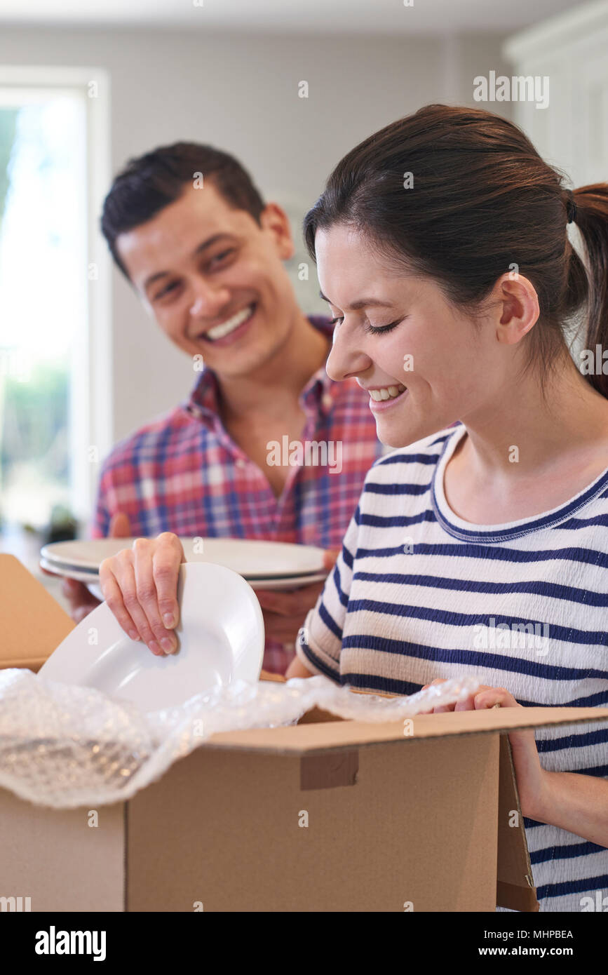 Unpacking boxes hi-res stock photography and images - Alamy