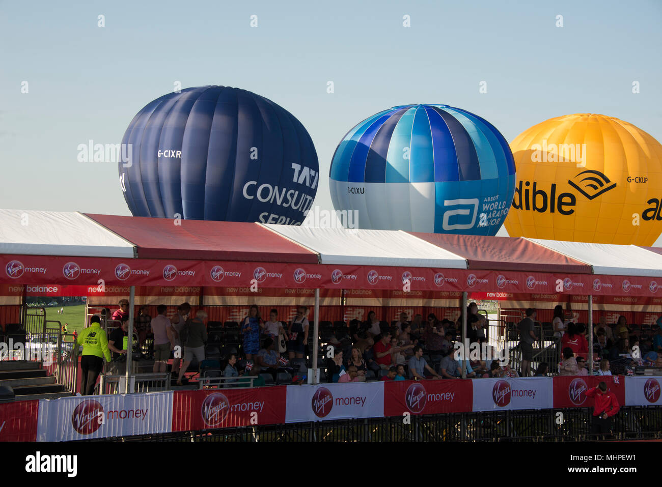 London marathon start hi-res stock photography and images - Alamy