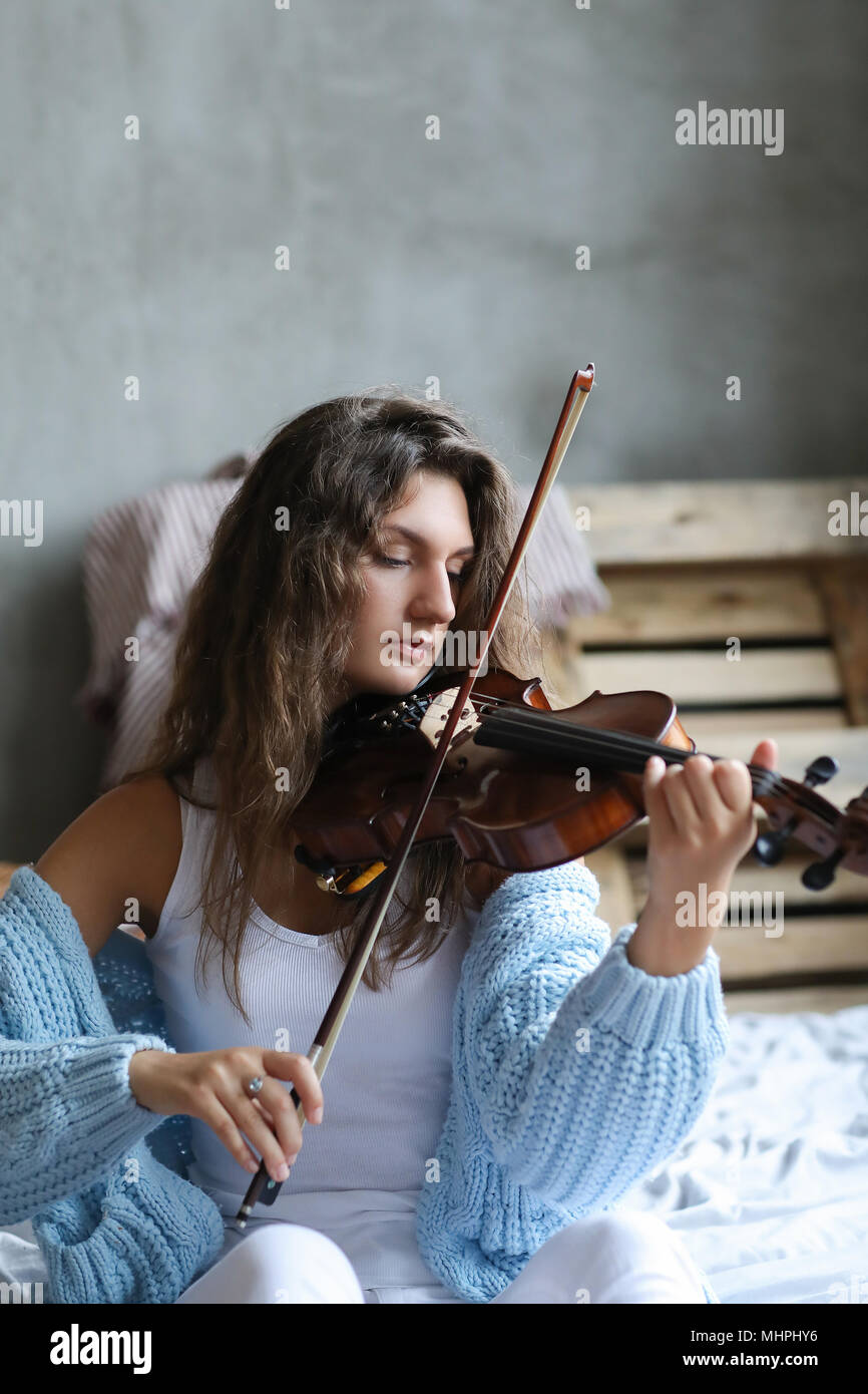 Musician. Beautiful girl with violin Stock Photo - Alamy