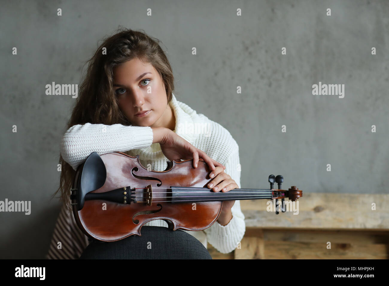 Musician. Beautiful girl with violin Stock Photo - Alamy