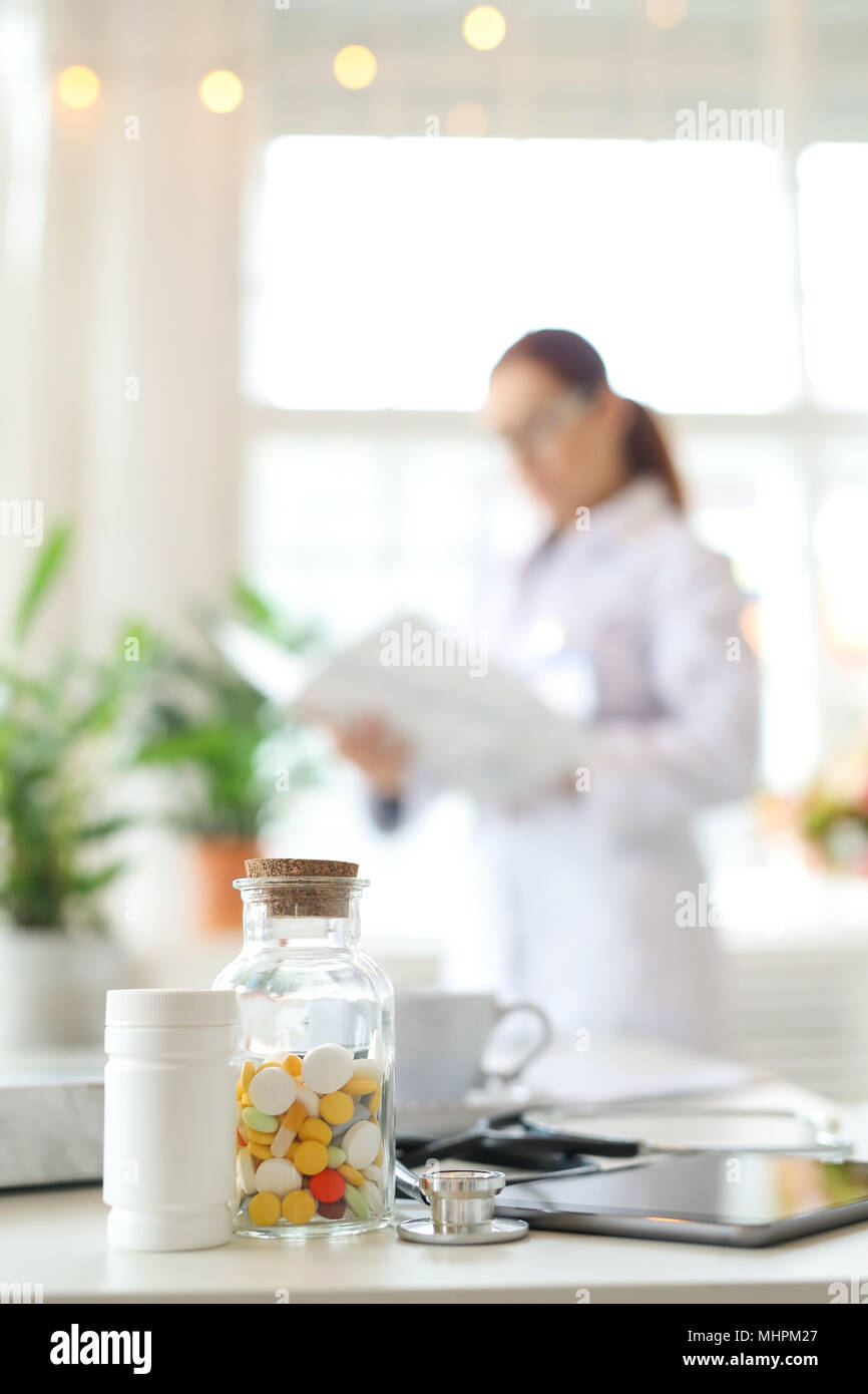 Doctor female checklist drugs hi-res stock photography and images - Alamy