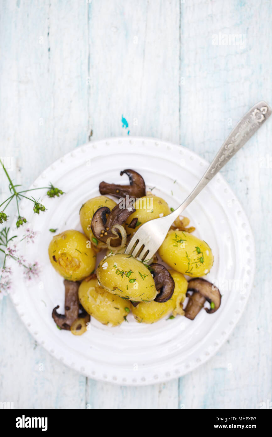 Boiled young potatoes vegetable salad hi-res stock photography and ...