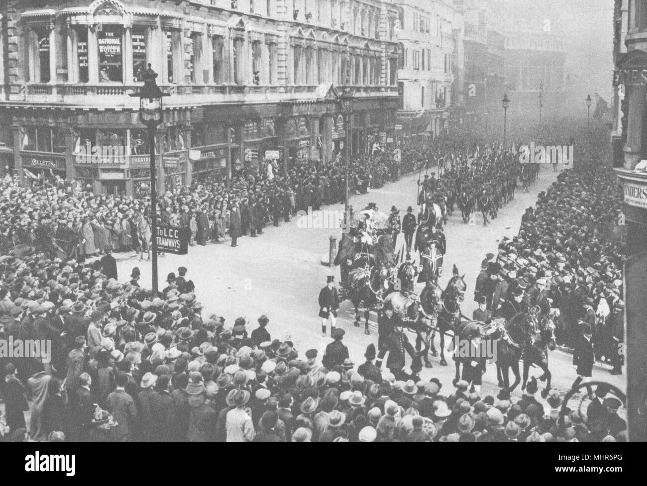 LONDON. Queen Victoria Street. New Lord Mayor parade 1926 old vintage ...