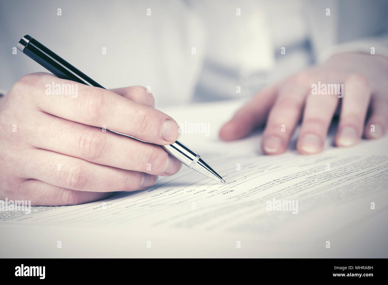 Business woman signing contract Stock Photo - Alamy
