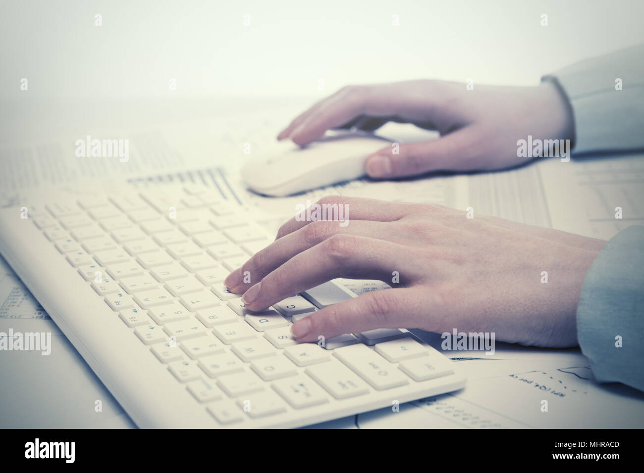 Using computer mouse hi-res stock photography and images - Alamy