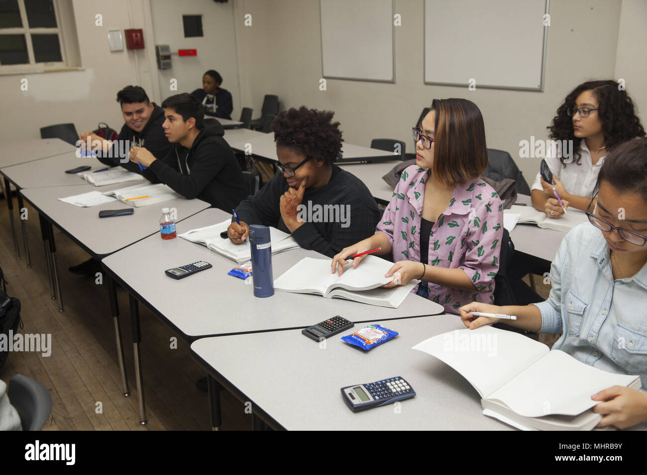 High school classroom group hi-res stock photography and images - Alamy